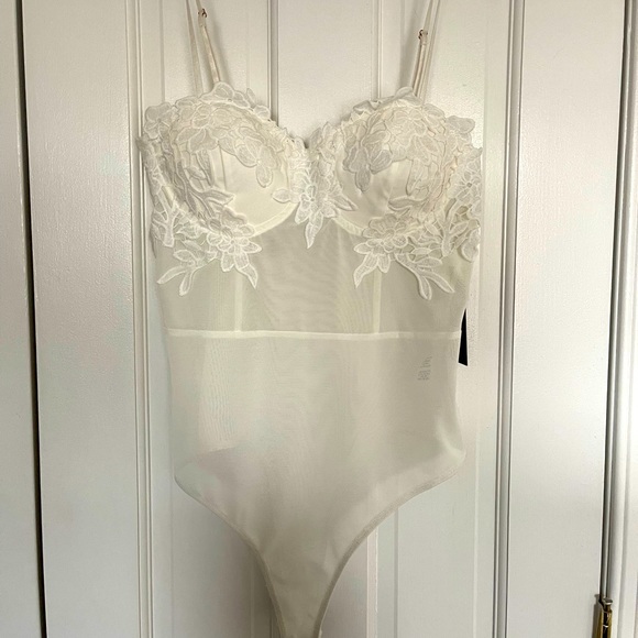 Lulus | Tops | Lulus White Lace Bodysuit | Poshmark